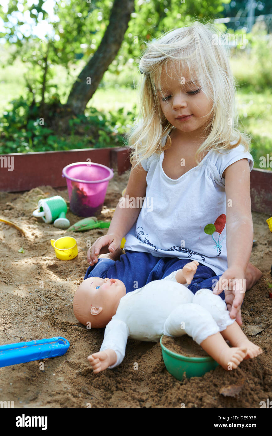 Girls playing sand hi-res stock photography and images - Alamy