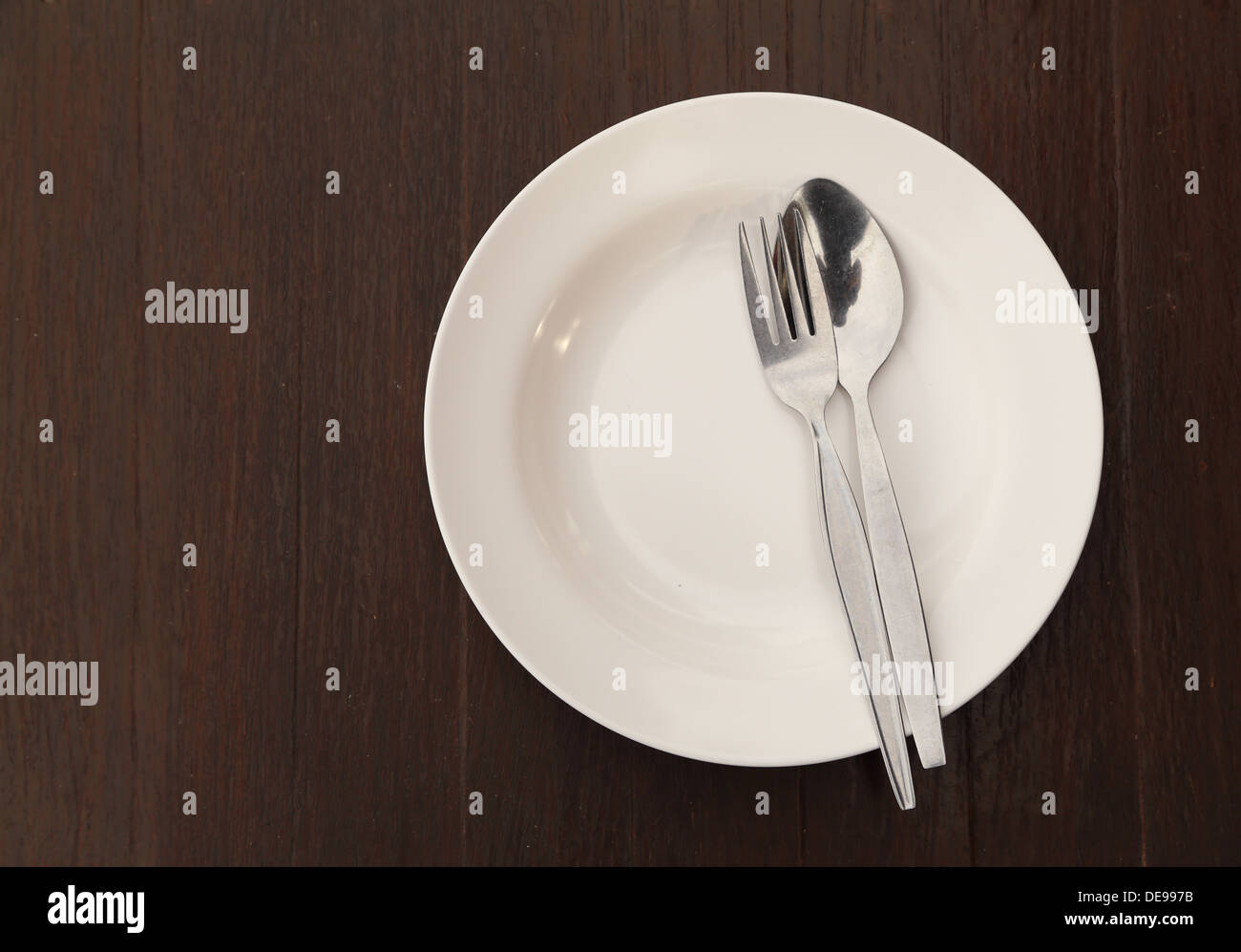 White dish and wood table hi-res stock photography and images - Alamy