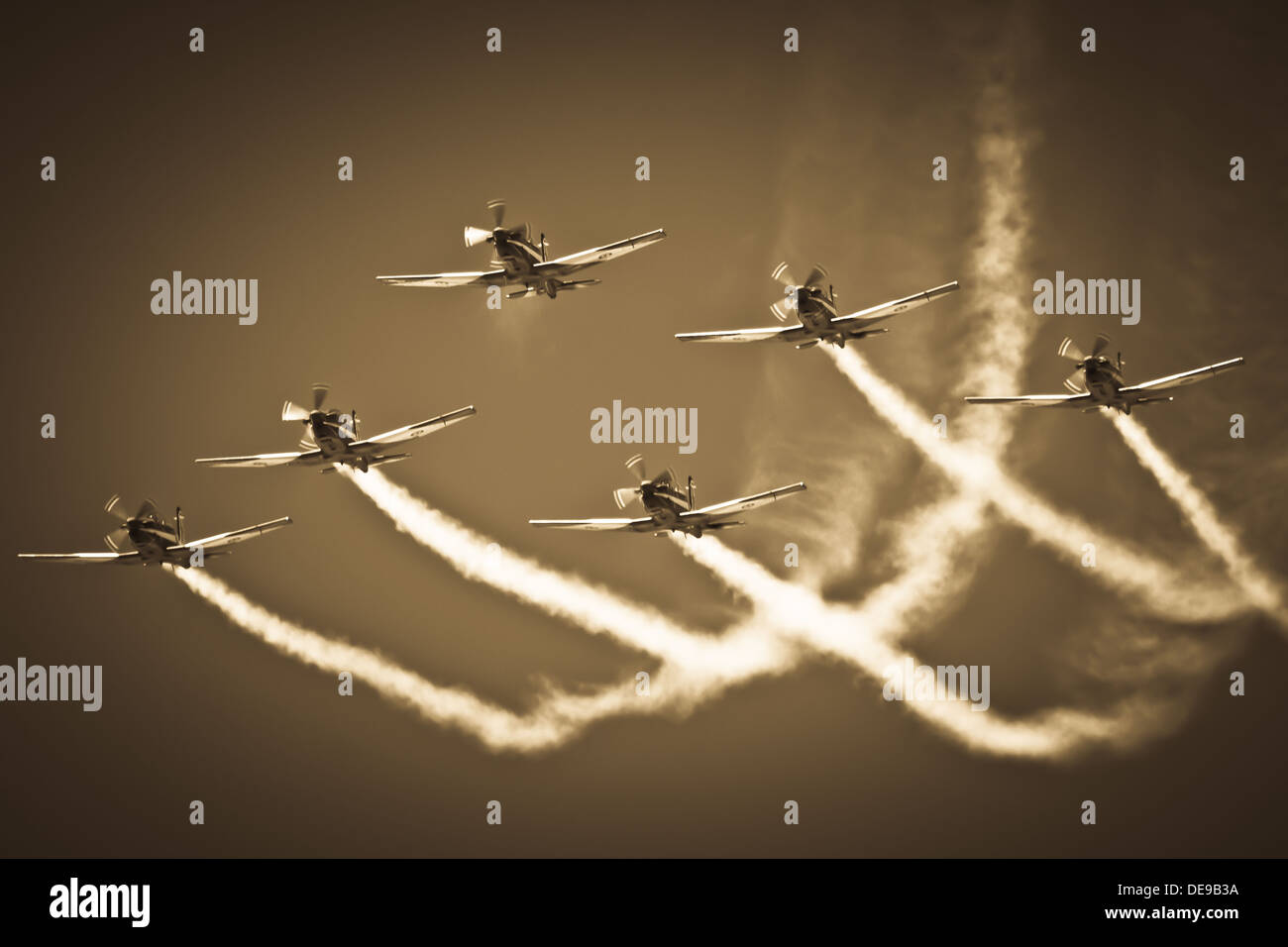 Aircraft flying v formation hi-res stock photography and images - Alamy