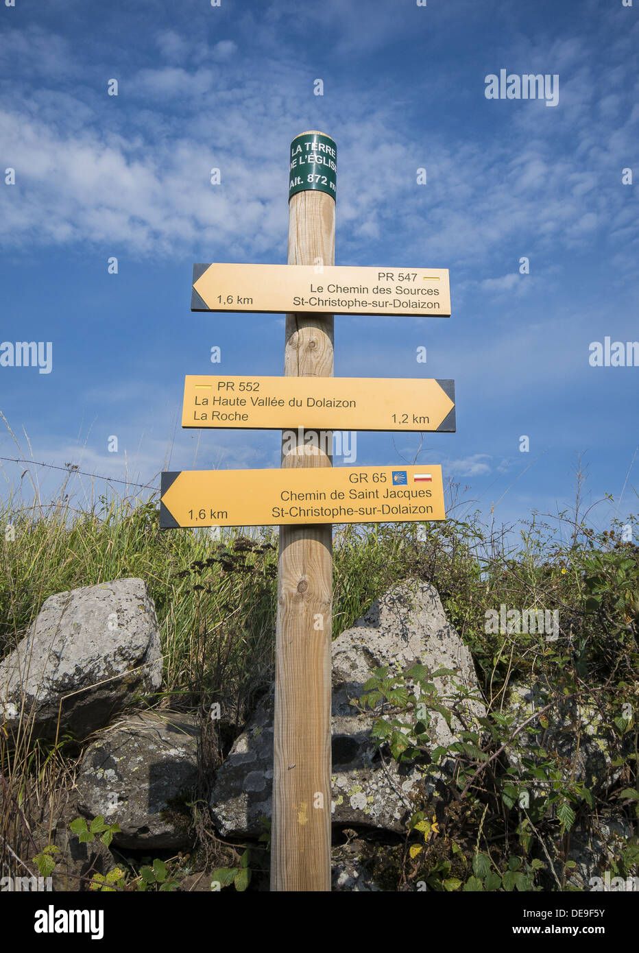 Signpost yellow hi-res stock photography and images - Alamy