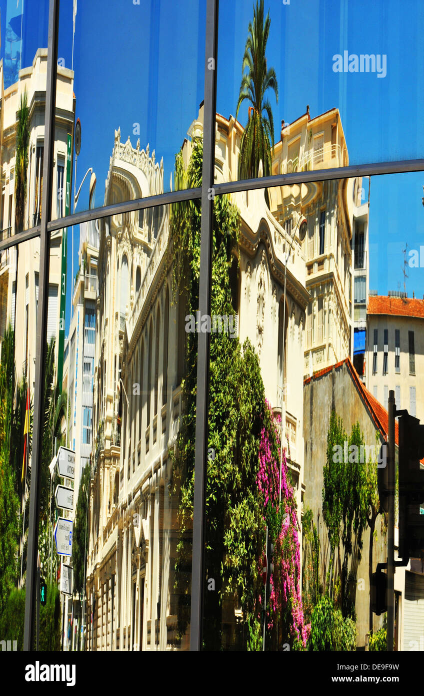 Nice reflections in modern building hi-res stock photography and images ...