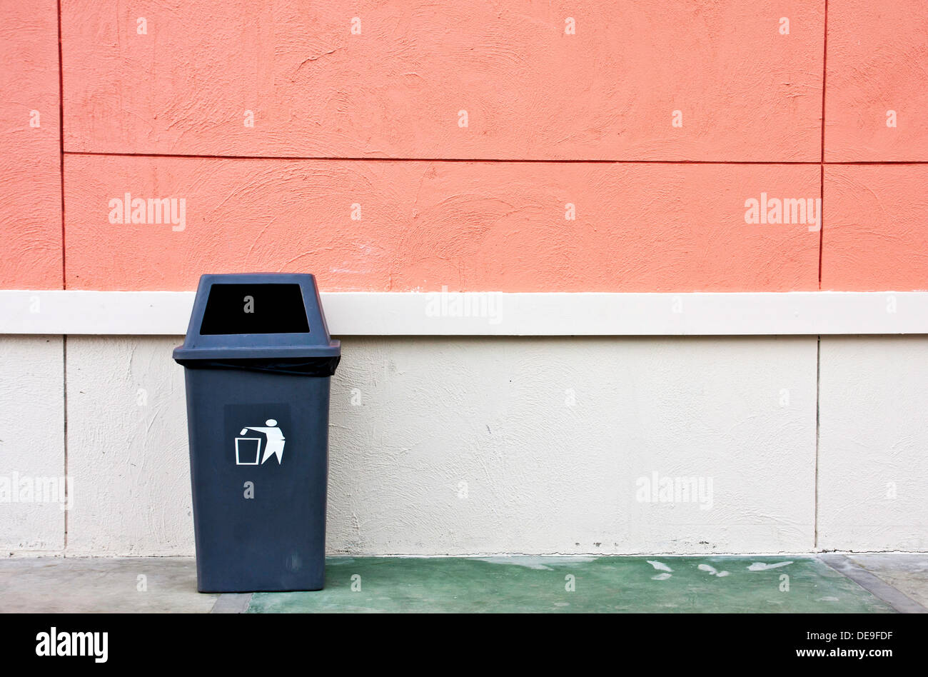 Clean bin hi-res stock photography and images - Alamy
