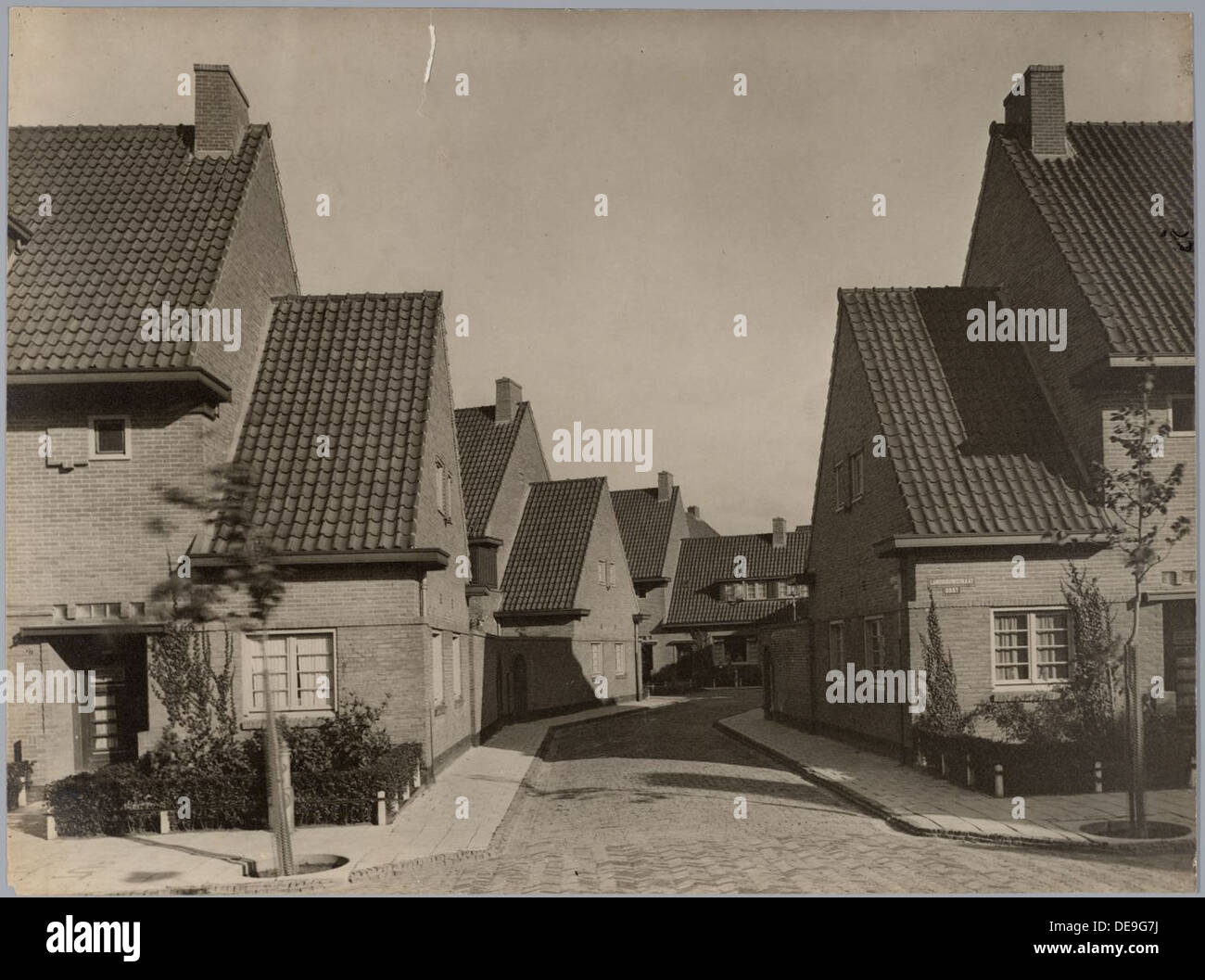 The housing project in Watergraafsmeer, Amsterdam, from the 1920s-1930s ...