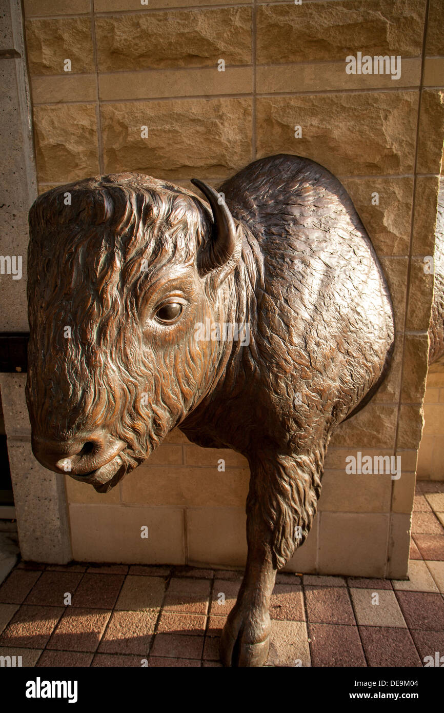 Bison buffalo sculpture hi-res stock photography and images - Alamy