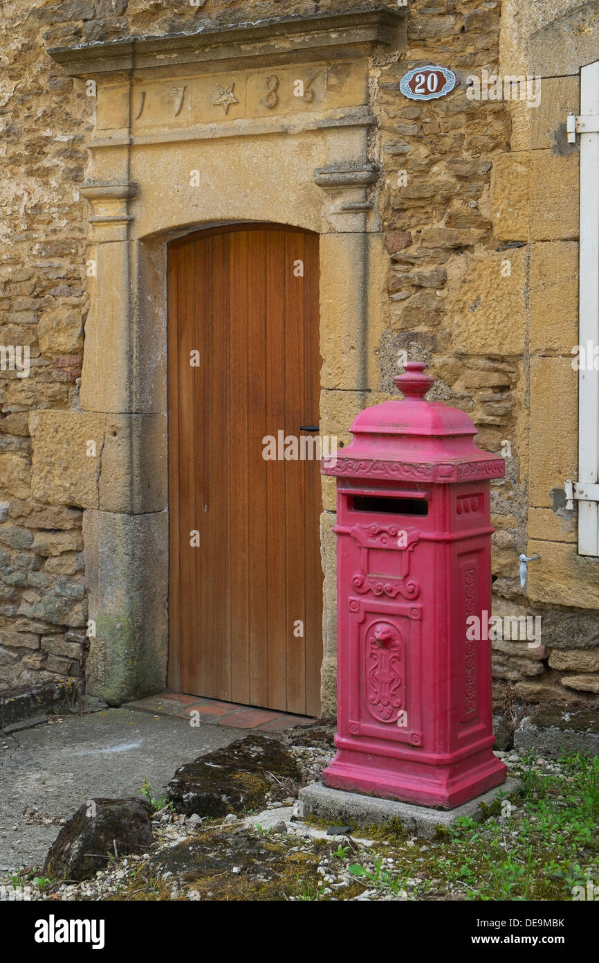 Cast iron post box hi-res stock photography and images - Alamy