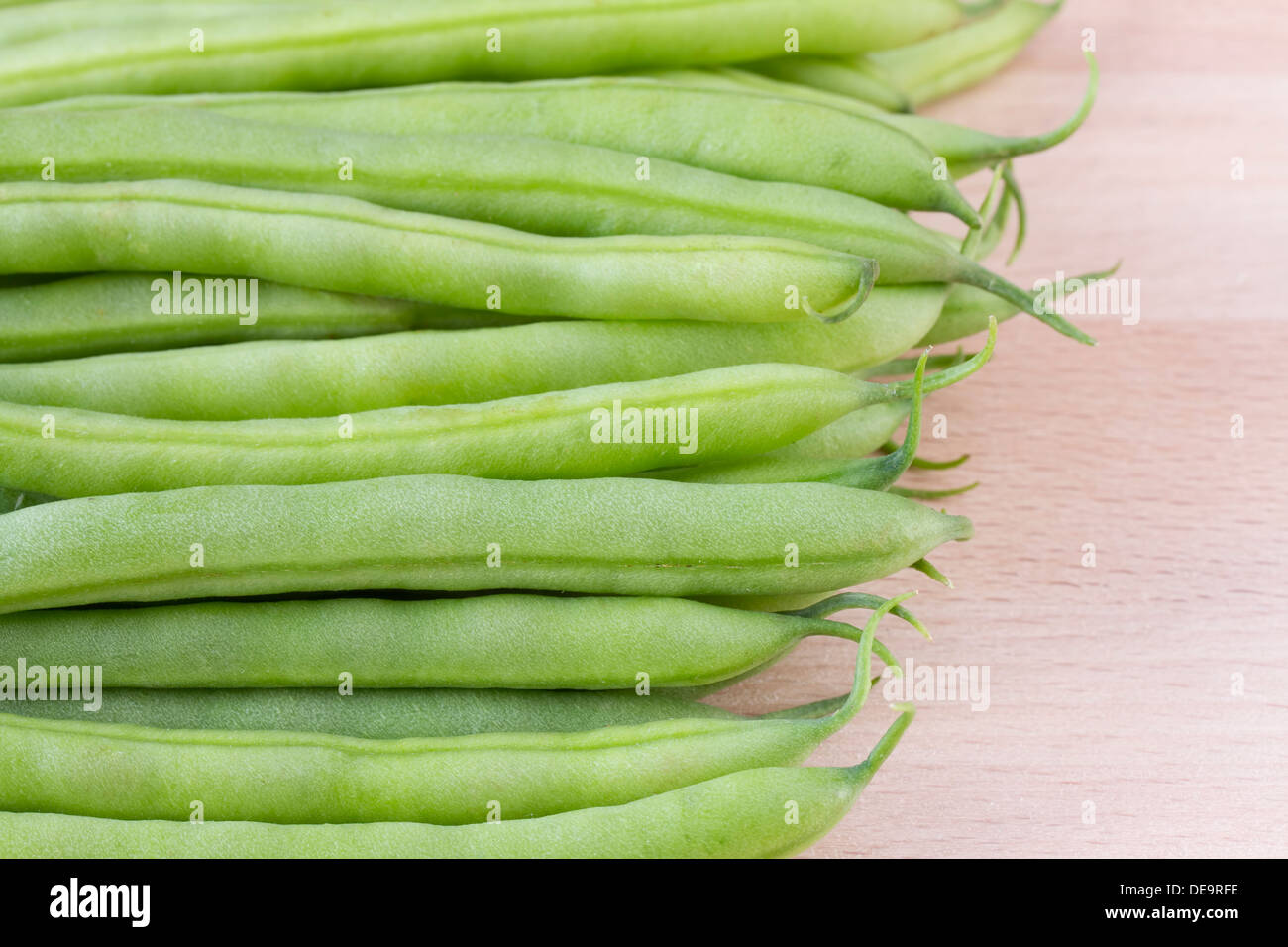 Fresh green beans on a wooden chopping board Stock Photo - Alamy