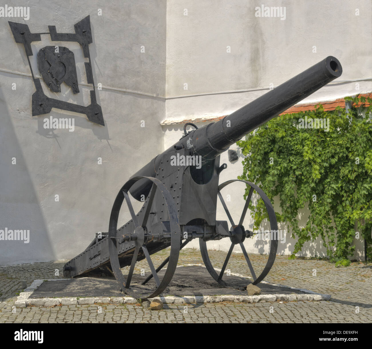 Old war cannon hi-res stock photography and images - Alamy