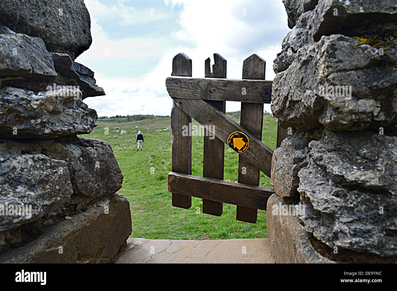 Dry stone wall wooden gate hi-res stock photography and images - Alamy