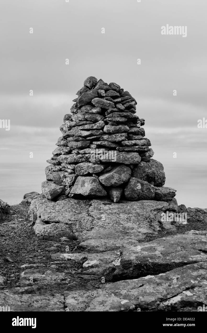 Symbol of cairns Black and White Stock Photos & Images - Alamy