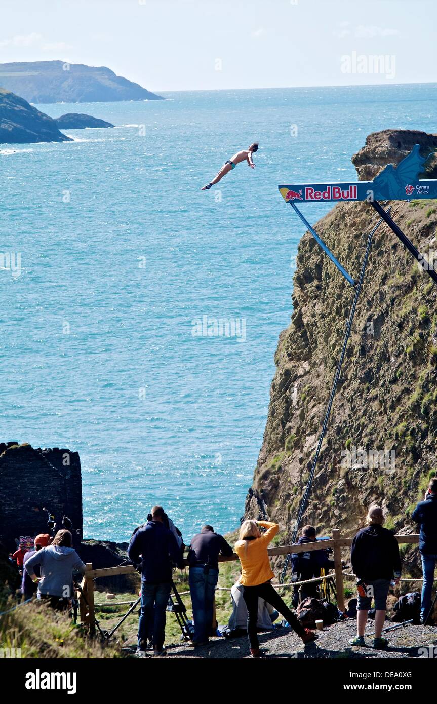 Abereiddy, UK. Saturday, 14 September 2013 Pictured: A diver prepares ...