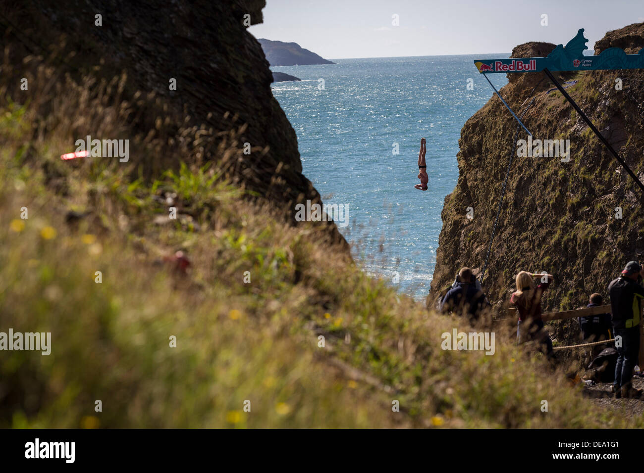 Pembrokeshire, West Wales, UK. 14th Sep, 2013. Divers compete in round ...