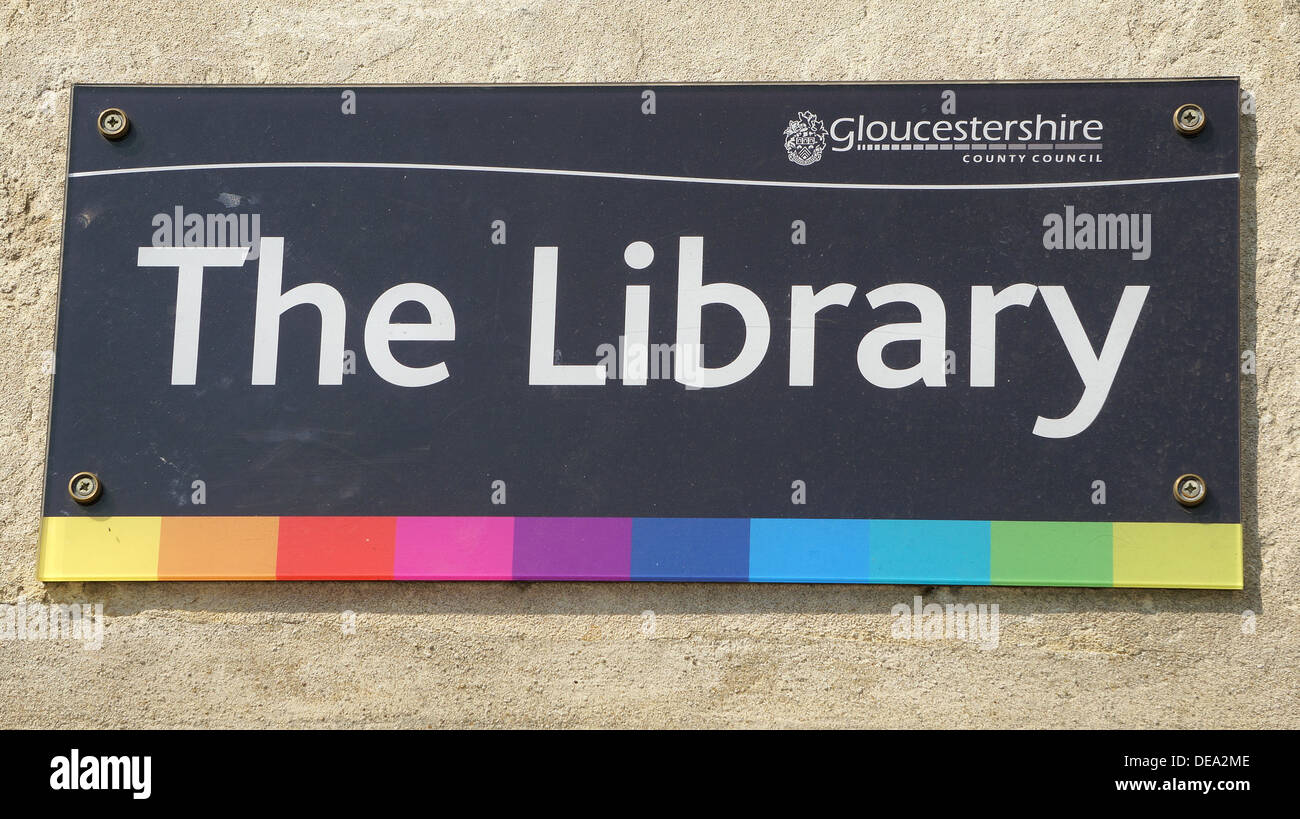 Old gloucester street road sign hi-res stock photography and images - Alamy