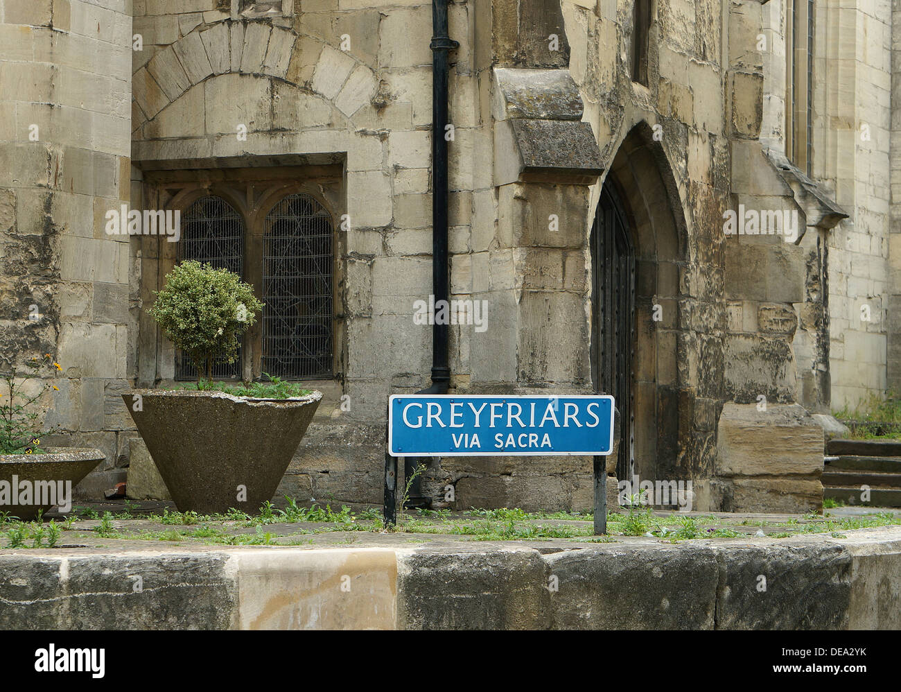 Old gloucester street road sign hi-res stock photography and images - Alamy