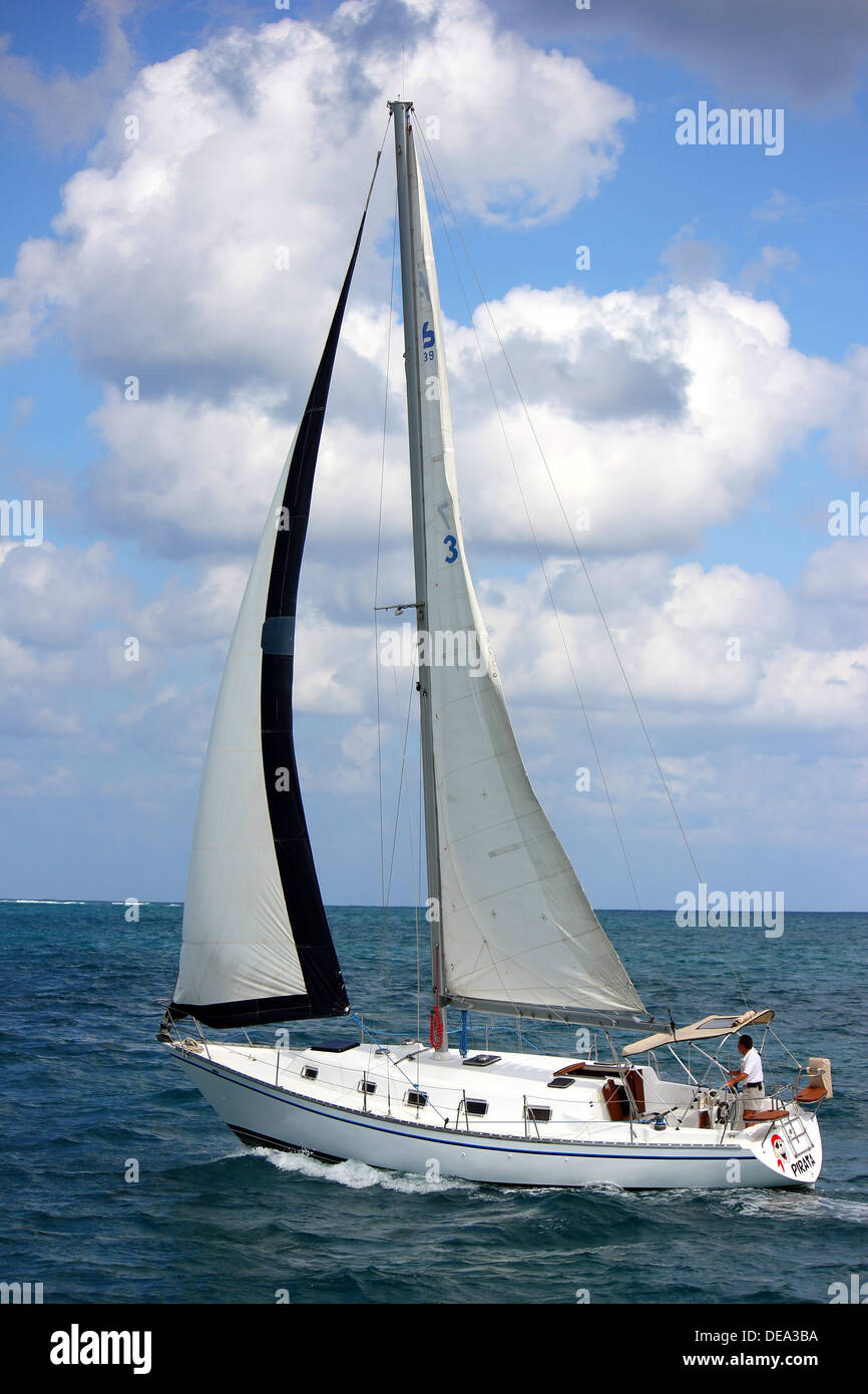 Yacht caribbean lifestyle hi-res stock photography and images - Alamy