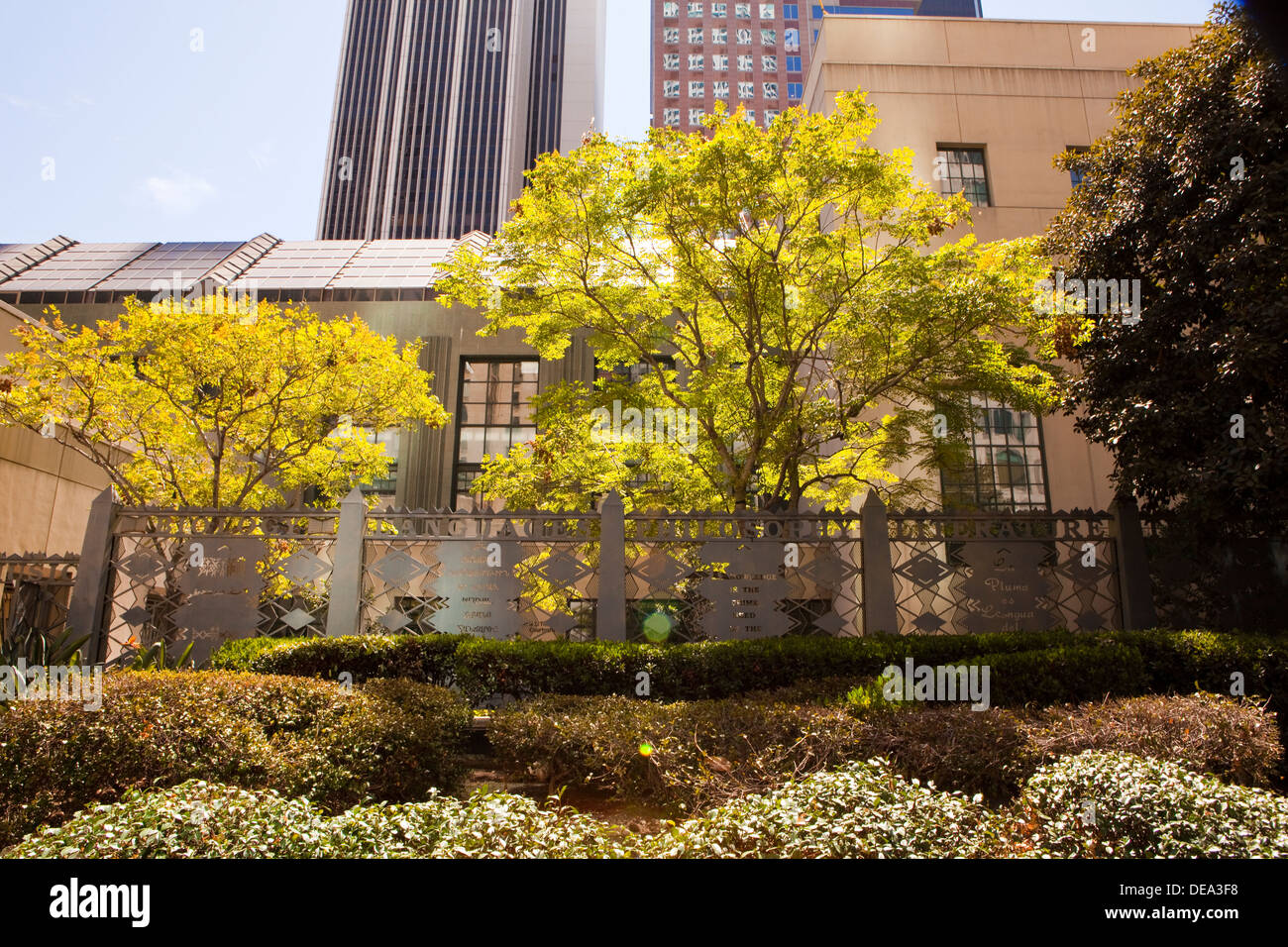 A view of the Los Angeles Central Library in downtown Los Angeles ...