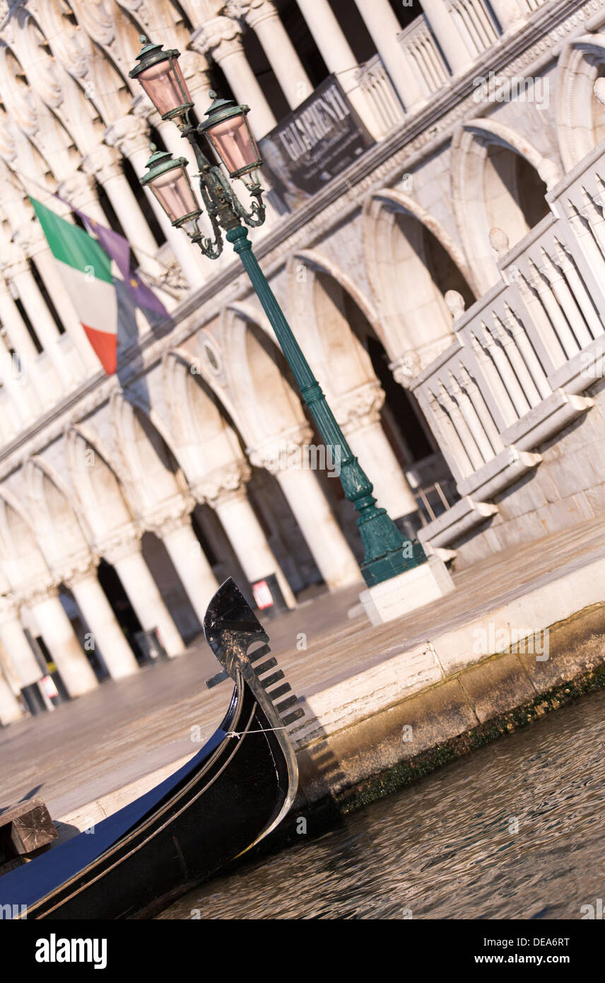 GONDOLA IN FRONT OF PALAZZO DUCALE, VENICE, ITALY Stock Photo - Alamy