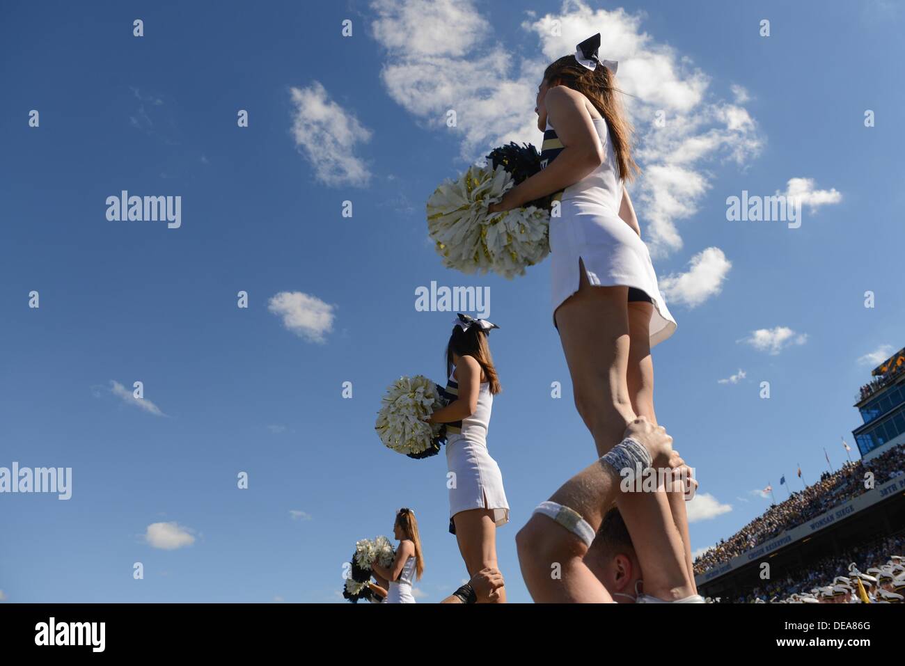 Navy cheerleaders hi-res stock photography and images - Alamy