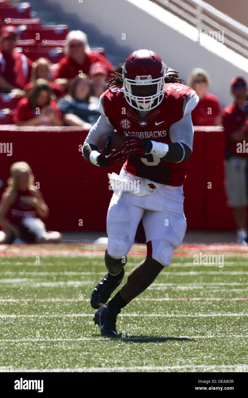 Sept. 14, 2013: Razorback running back Alex Collins #3 comes around the ...