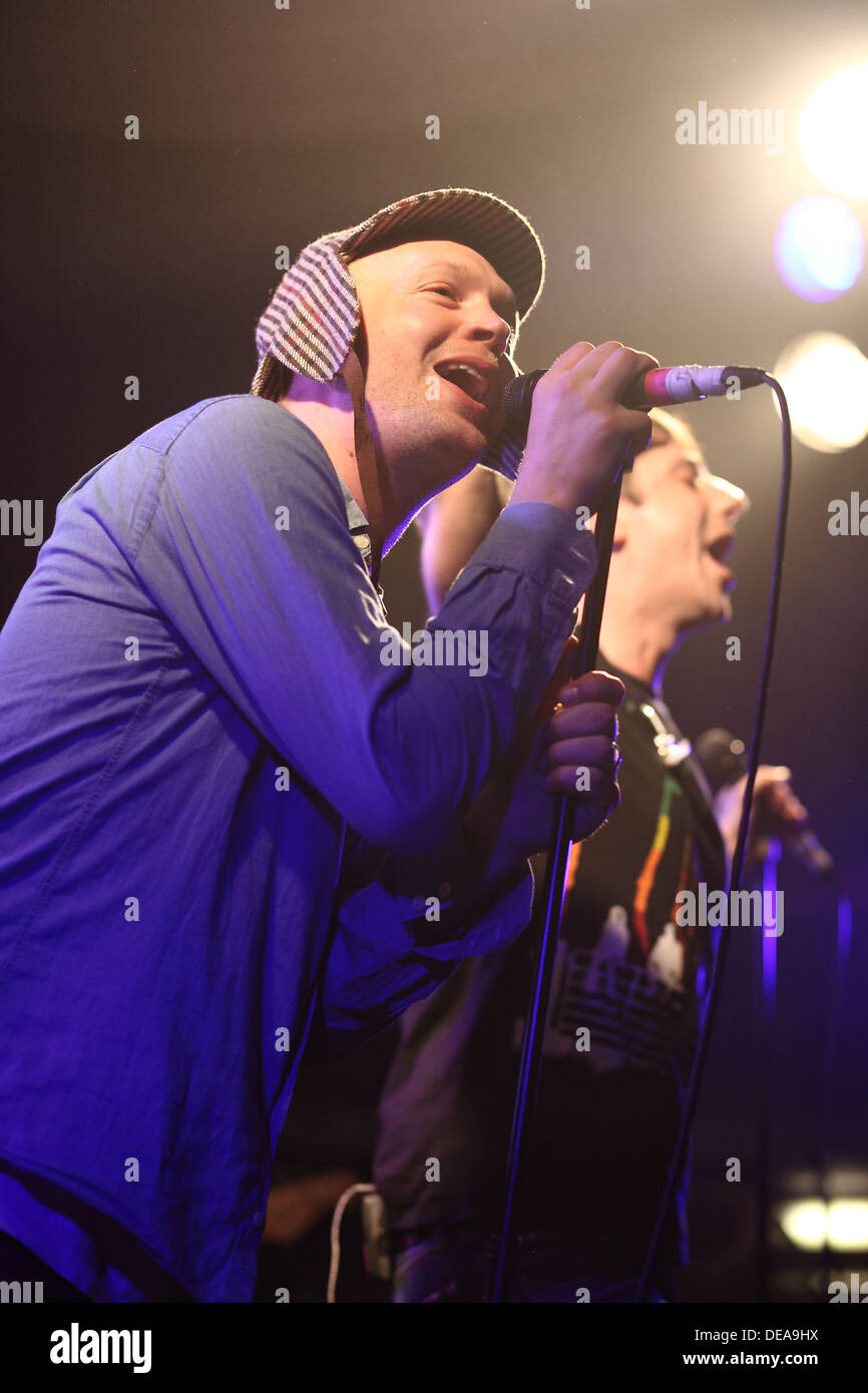 Live on stage hi-res stock photography and images - Alamy