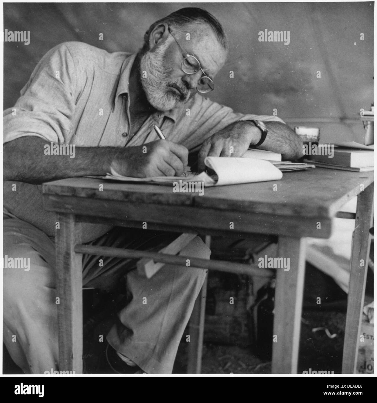 Ernest hemingway writing Black and White Stock Photos & Images - Alamy