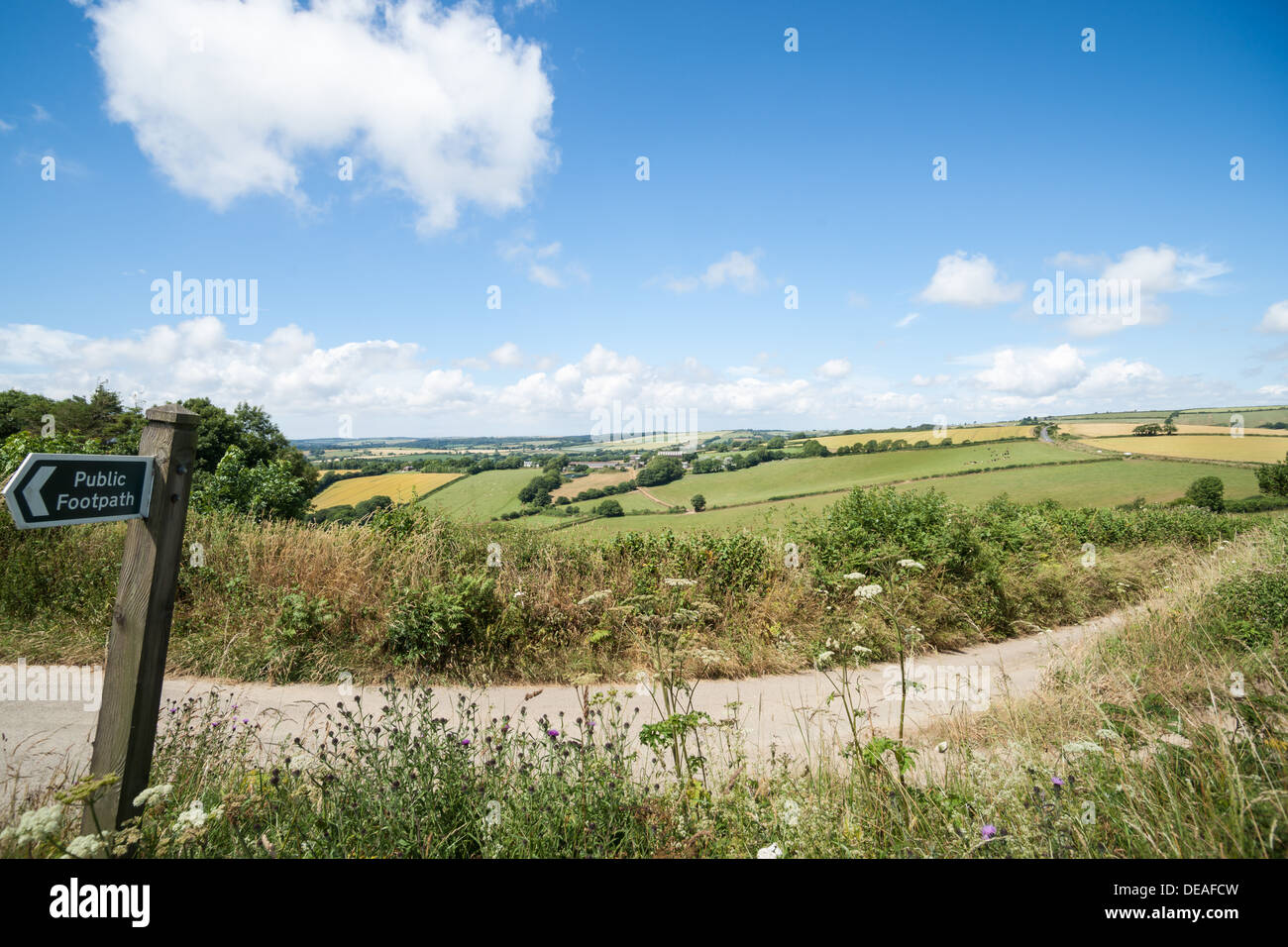 Typical english countryside hi-res stock photography and images - Alamy