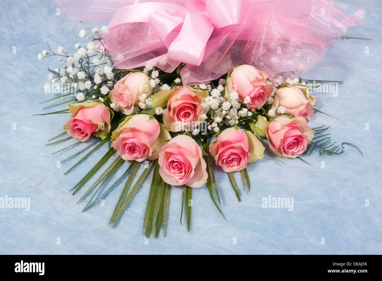 Bunches of pink roses hi-res stock photography and images - Alamy