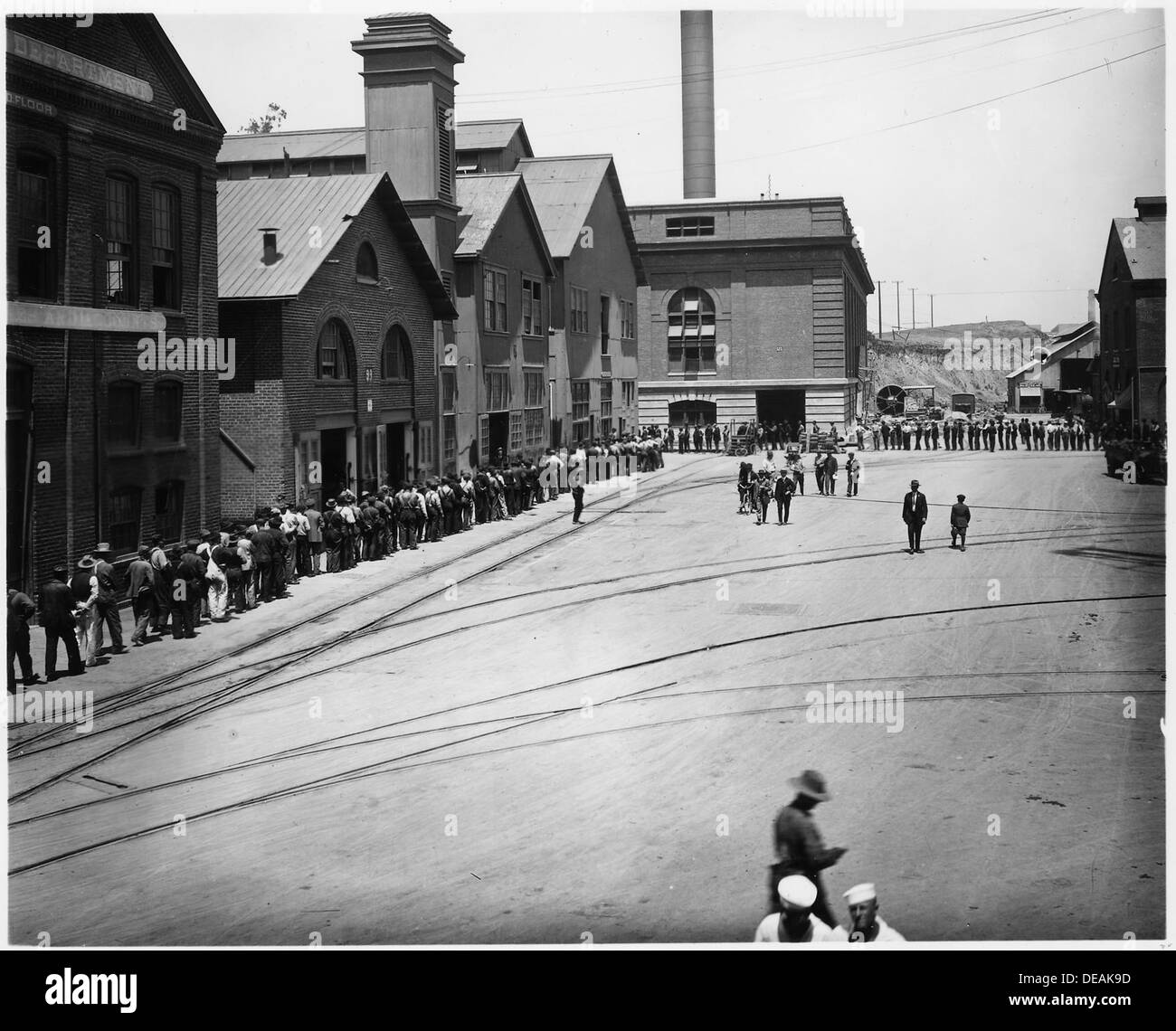 Noontime in 1918. looking north on California street. Cafeteria ...