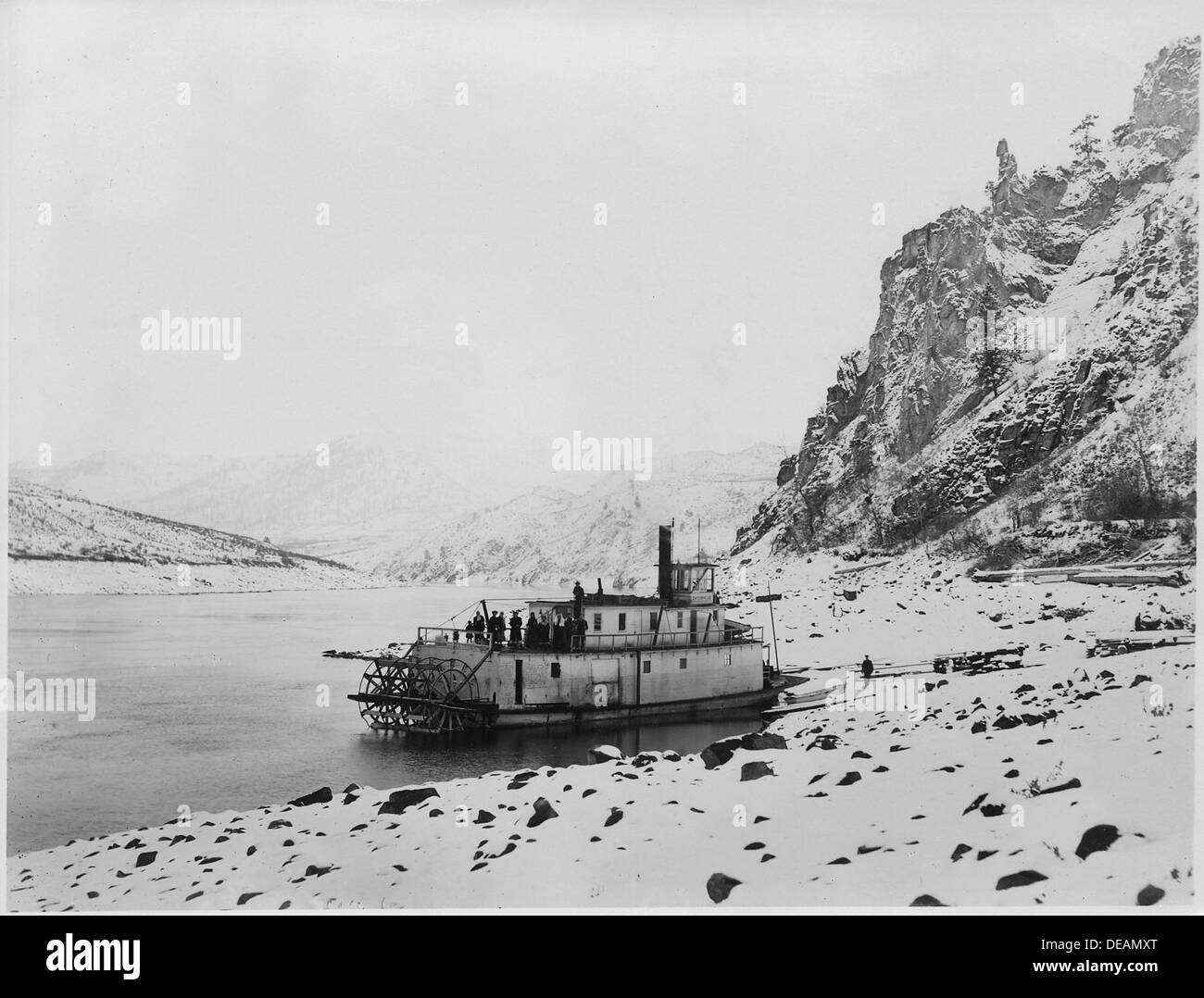 Columbia river view from Black and White Stock Photos & Images - Alamy