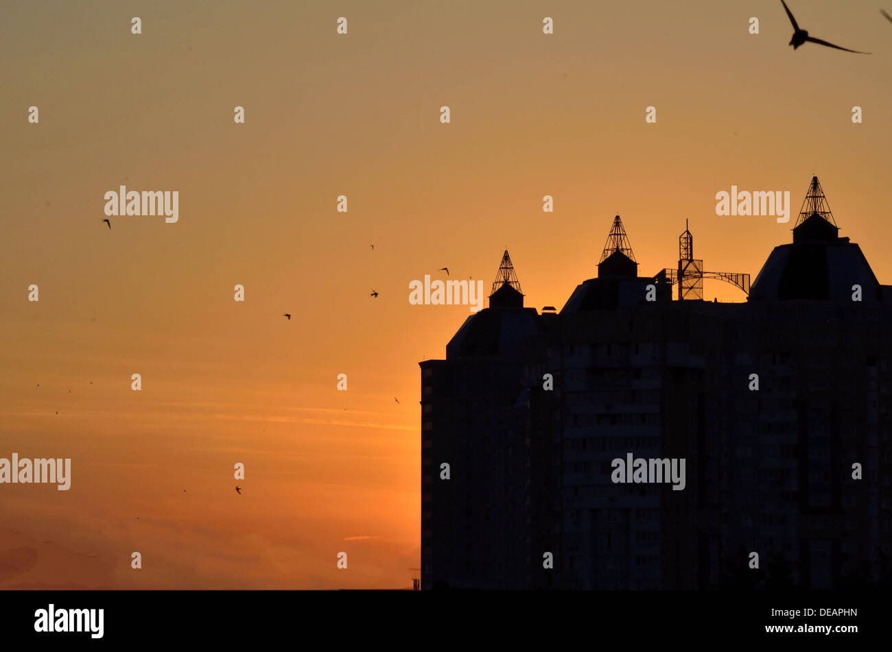 Sun setting over city hi-res stock photography and images - Alamy