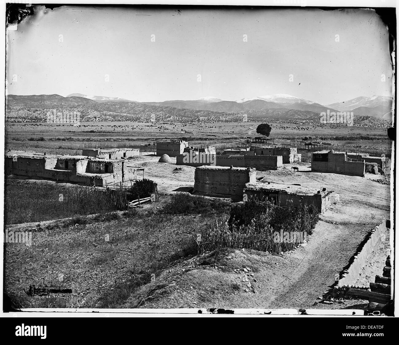 Adobe dwelling Black and White Stock Photos & Images - Alamy