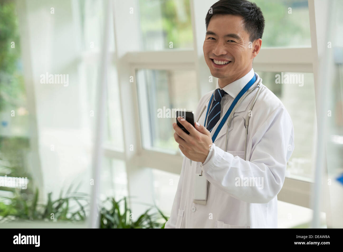 Doctor image using mobile phone hi-res stock photography and images - Alamy