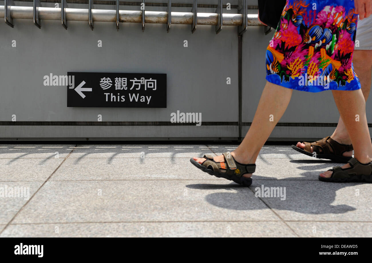 This way in English and Chinese Stock Photo - Alamy