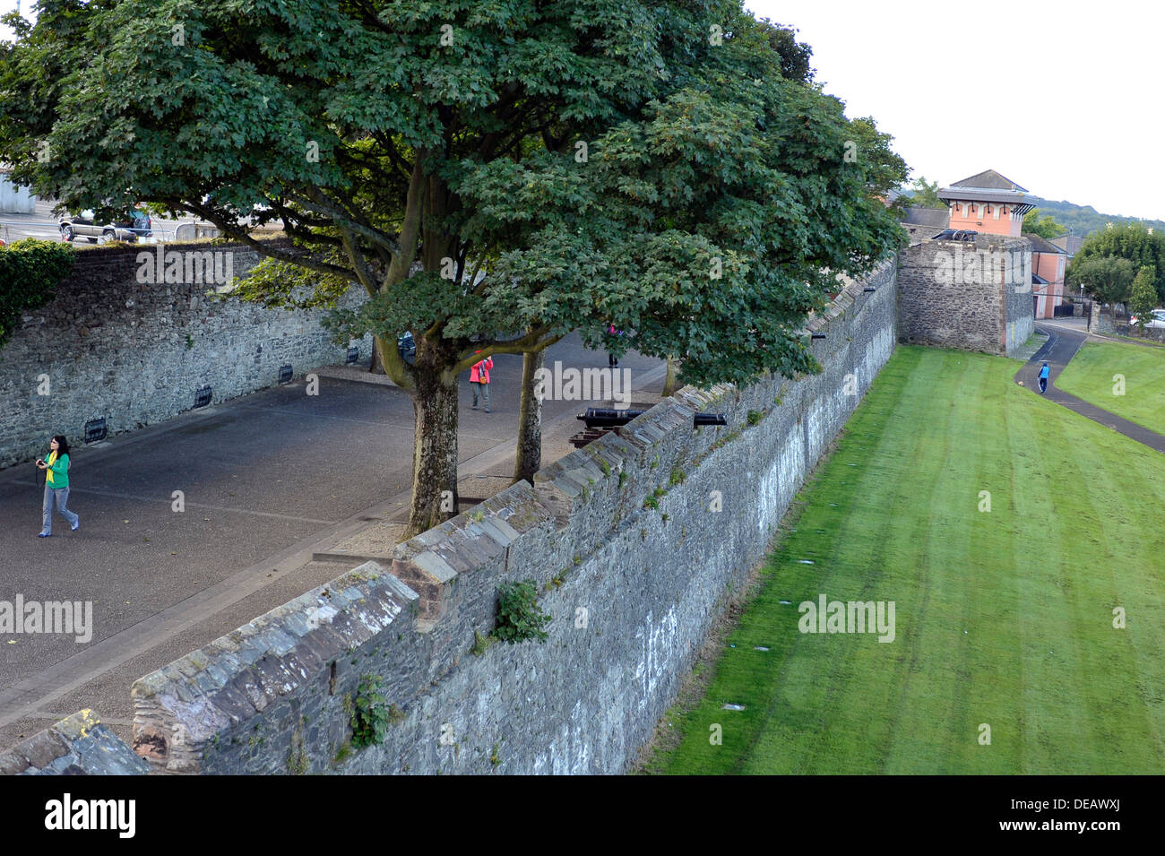 Derry walls hi-res stock photography and images - Alamy