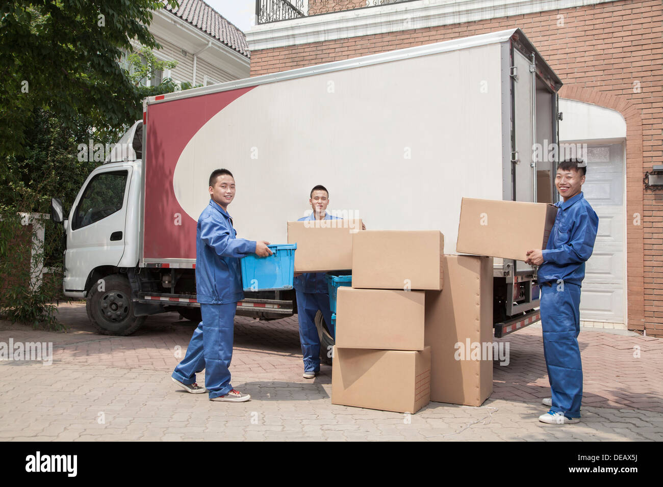 Unloading van with boxes hi-res stock photography and images - Alamy