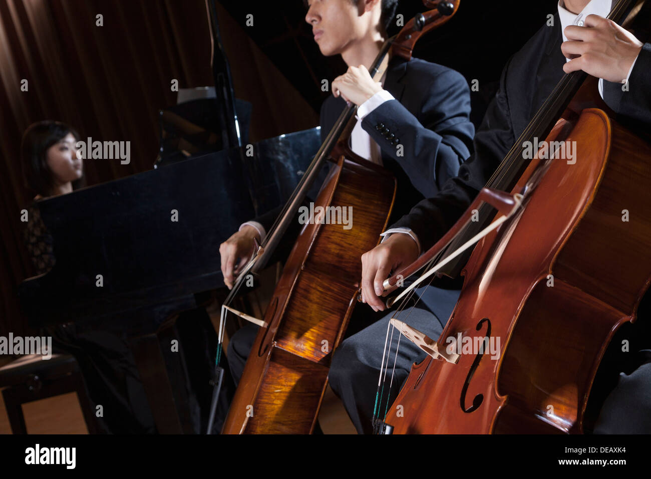 Cellists hi-res stock photography and images - Alamy