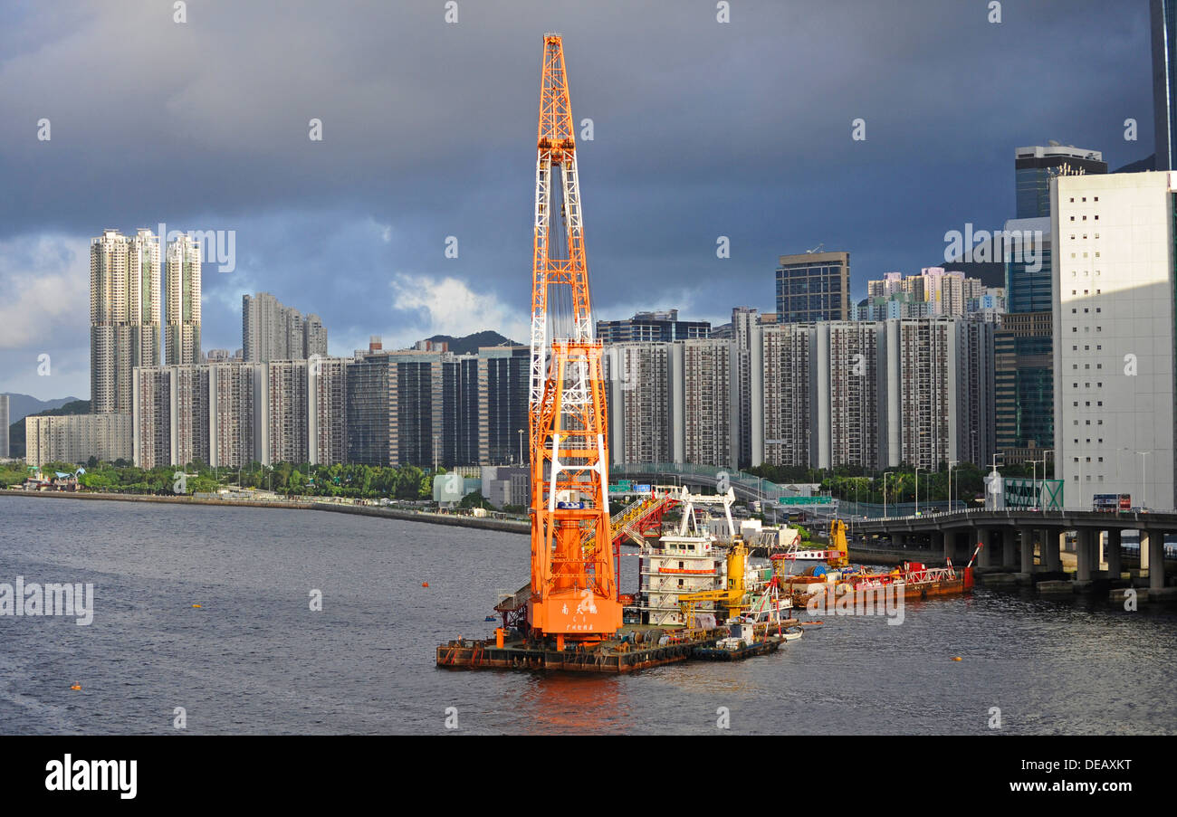 Floating platform barge hi-res stock photography and images - Alamy