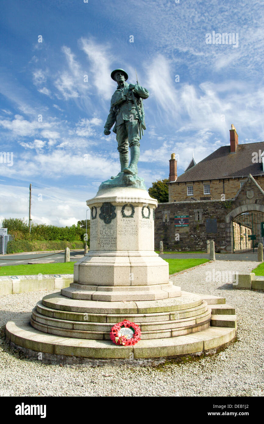 War memorial with Bronze soldier Stock Photo - Alamy