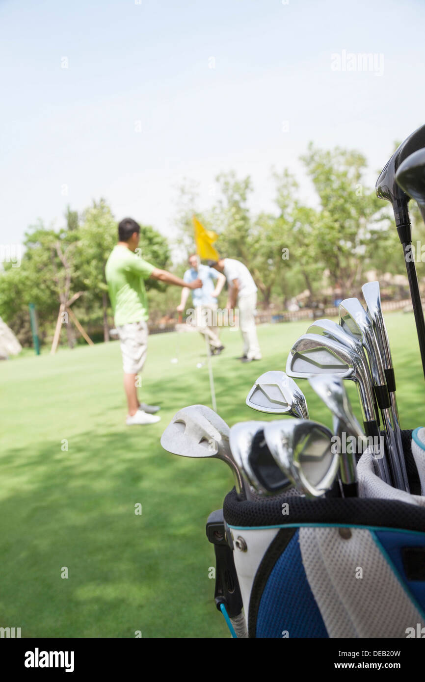 Group of friends playing golf hi-res stock photography and images - Alamy