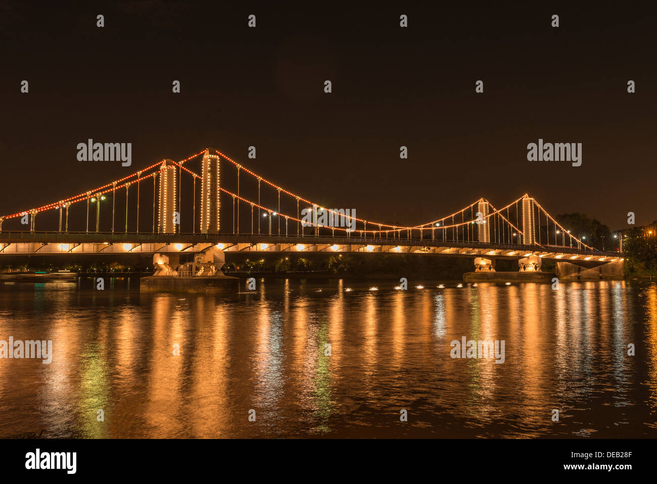 Illuminated Chelsea Bridge, London, UK - night view Stock Photo - Alamy