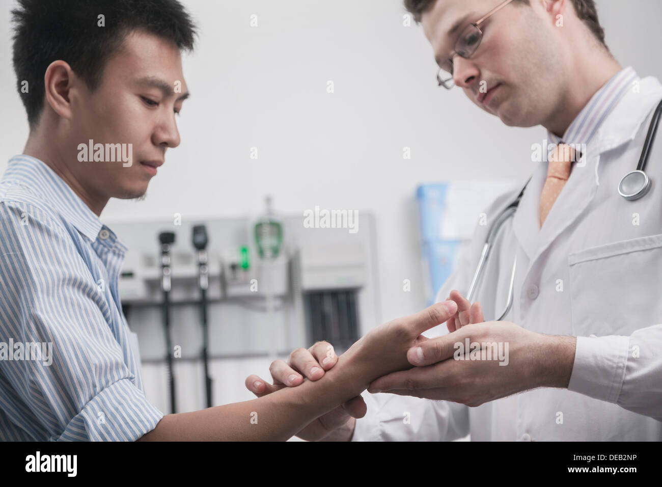 Doctor checking patients pulse on the wrist Stock Photo - Alamy