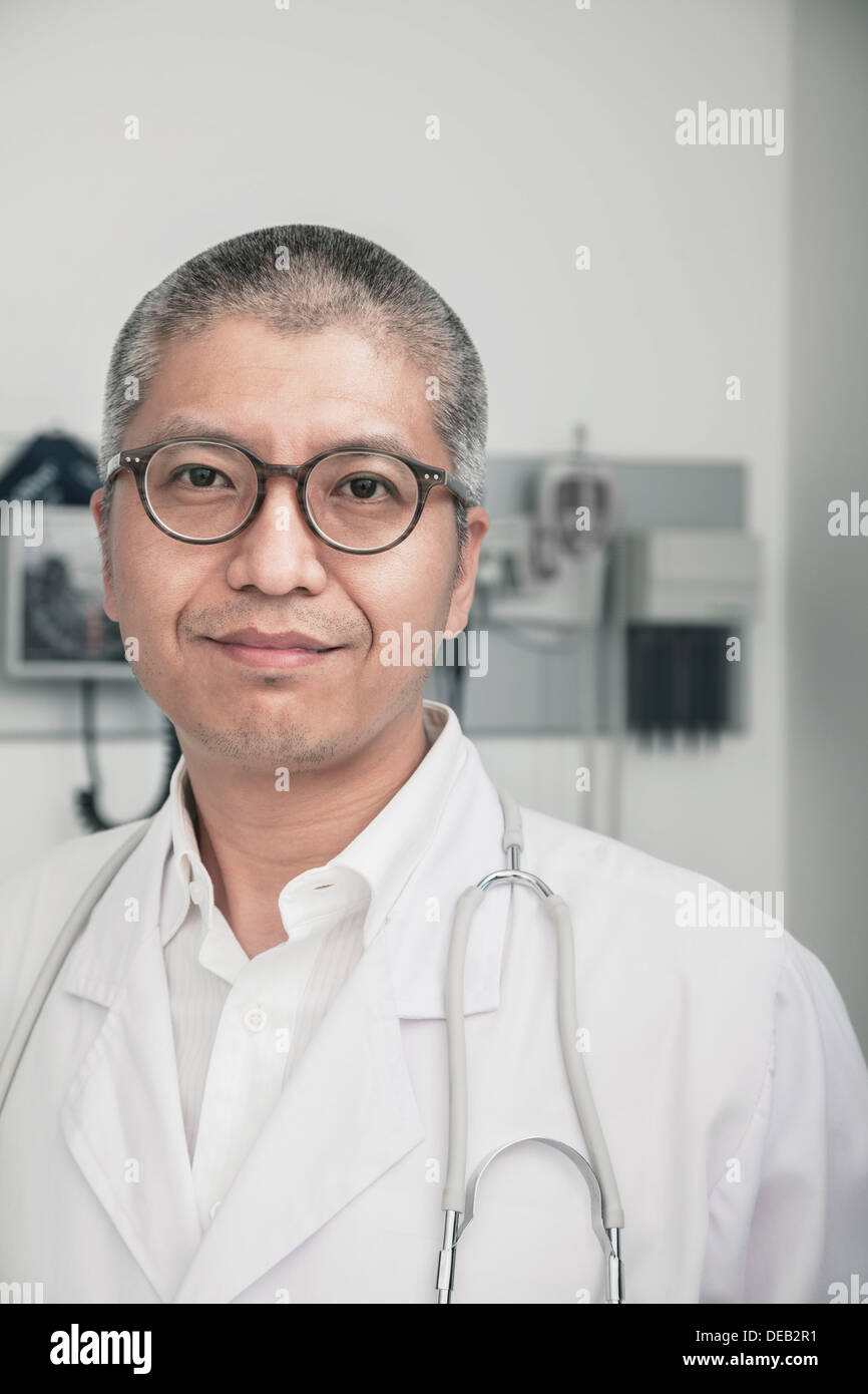 Portrait of smiling doctor wearing glasses Stock Photo - Alamy