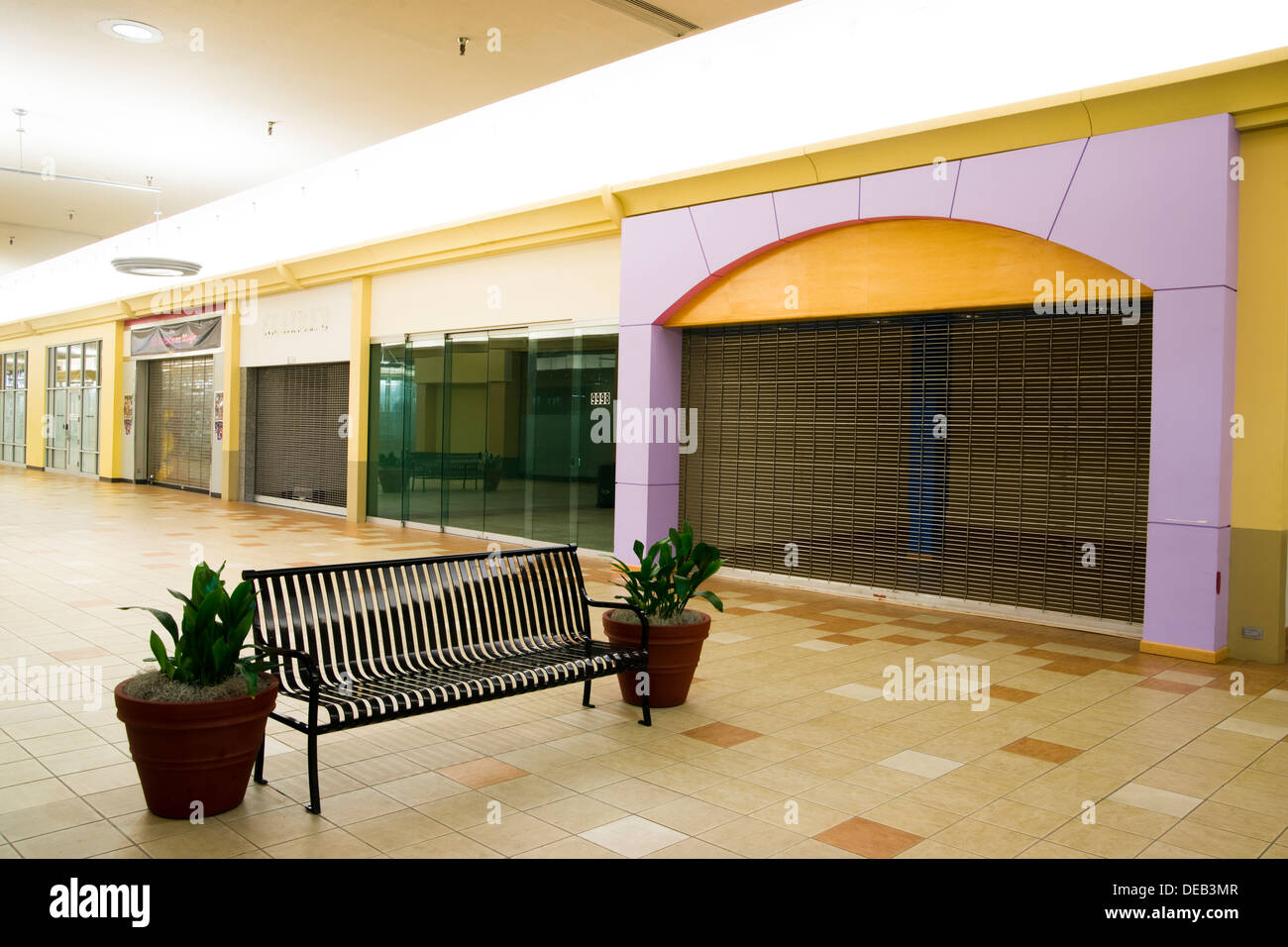 Empty mall hi-res stock photography and images - Alamy