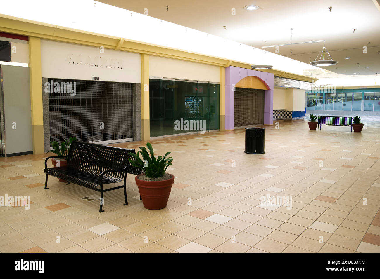 Empty mall center hi-res stock photography and images - Alamy