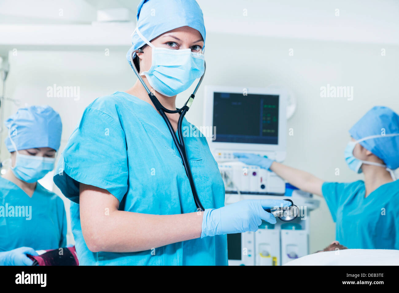 Female surgeons in an operating room hi-res stock photography and ...