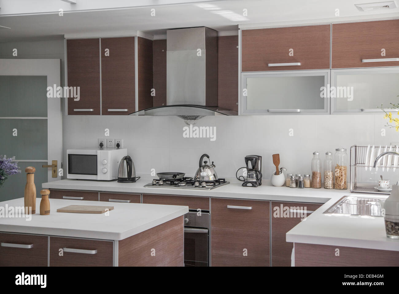 Large, open, modern kitchen Stock Photo - Alamy