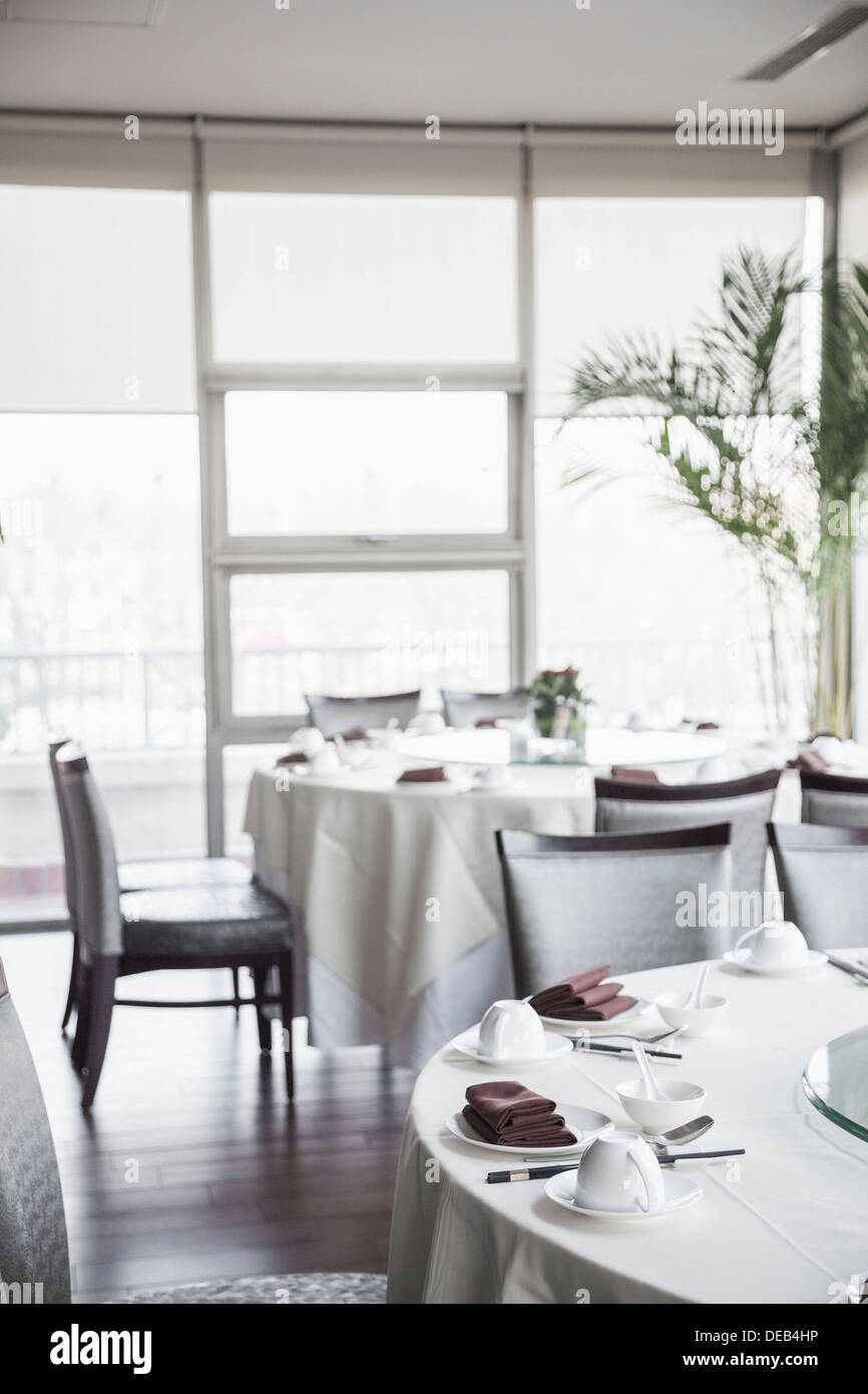 Elegant settings table hi-res stock photography and images - Alamy