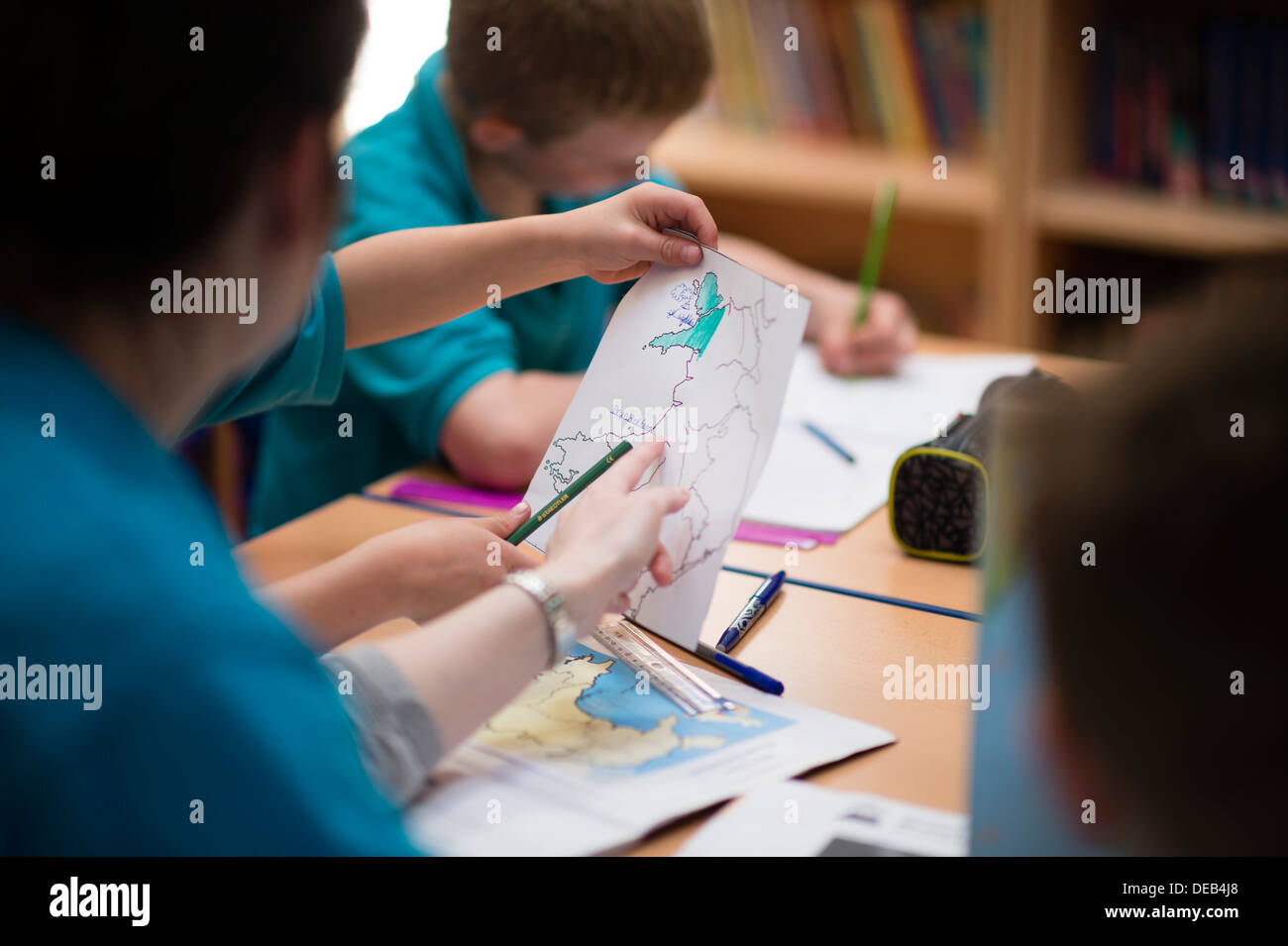 Pre teen classroom map pointing hi-res stock photography and images - Alamy