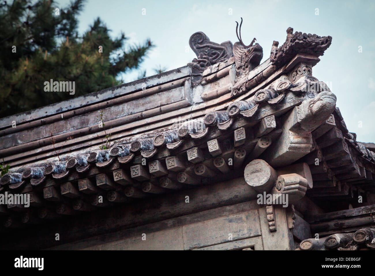 Chinese design on tiles hi-res stock photography and images - Alamy