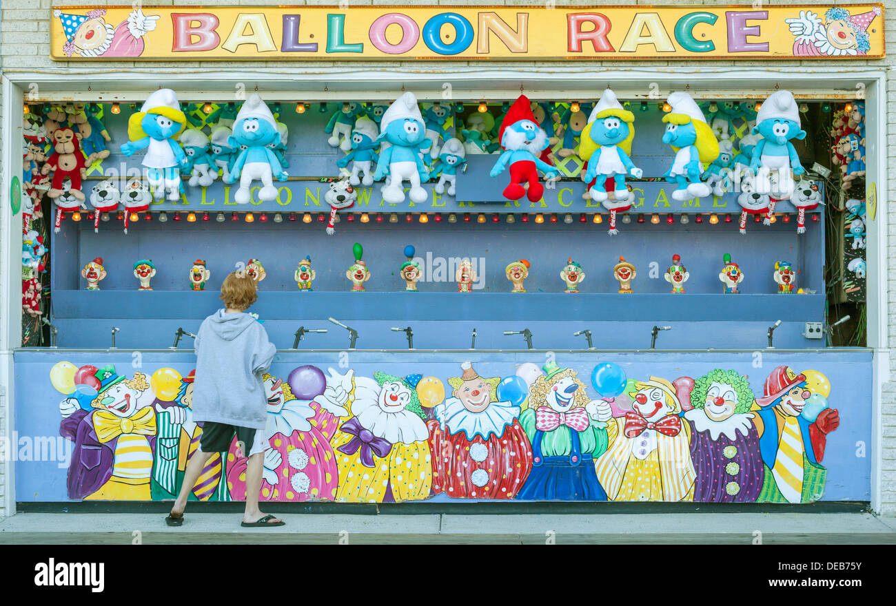 Visitors enjoying games of chance on a boardwalk Stock Photo - Alamy