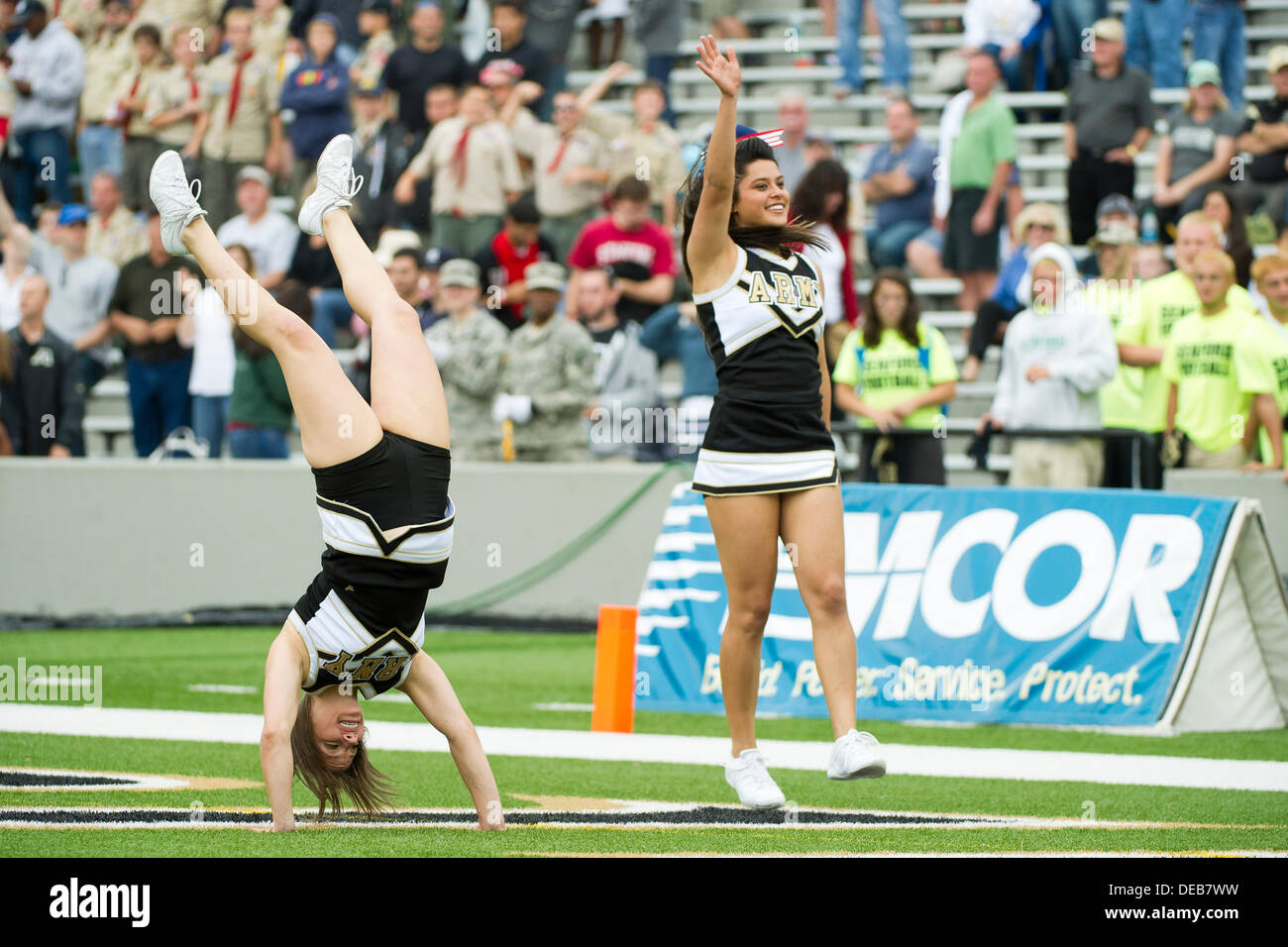 Army black knights cheerleaders hi-res stock photography and images - Alamy